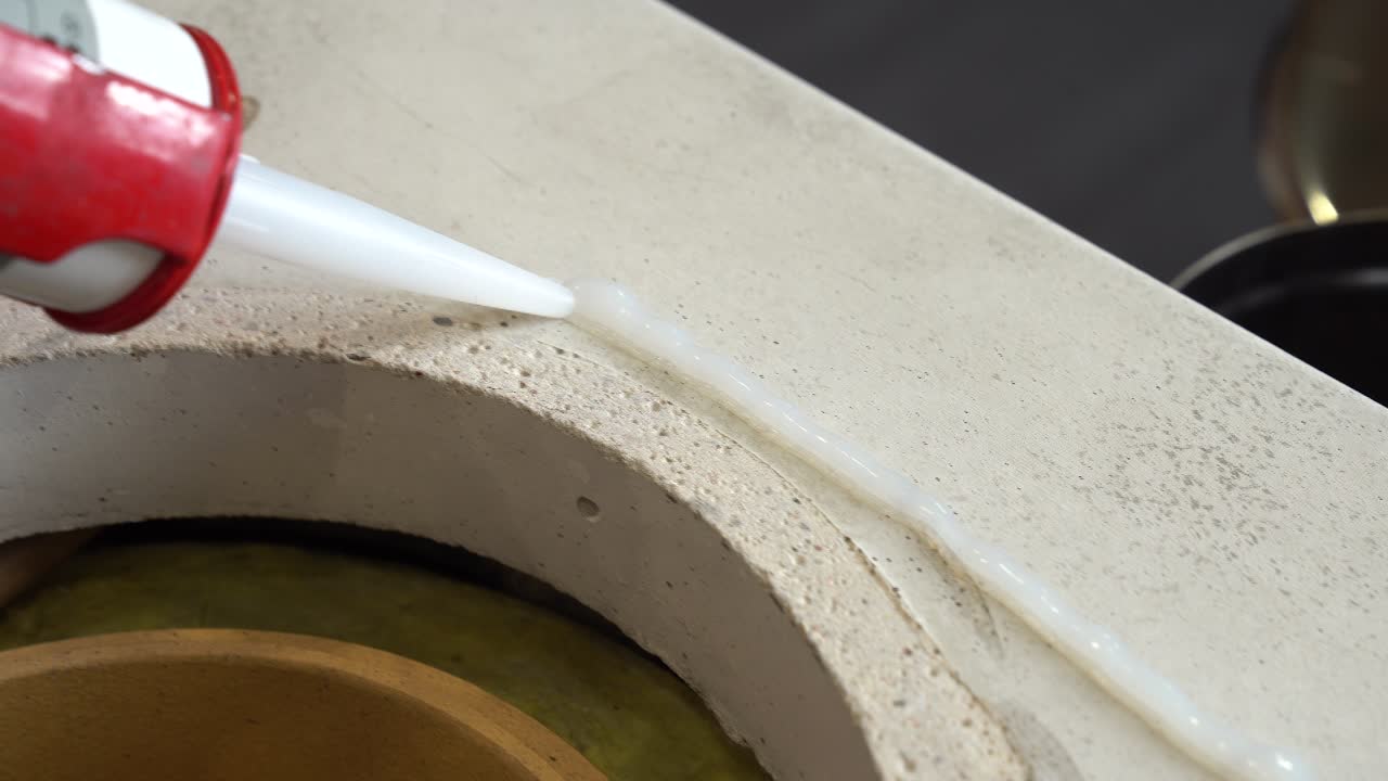 Vídeo de arquivo Premium - Aplicação de cola na superfície de concreto ...