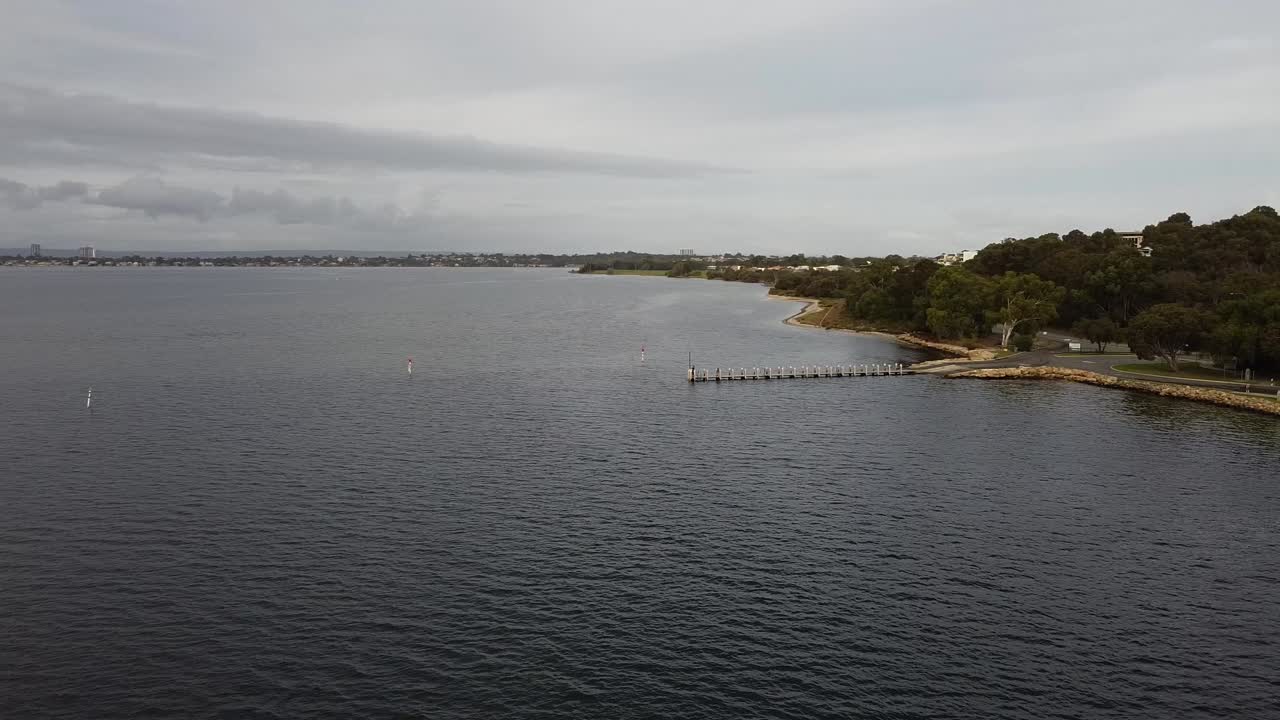 Vídeo de arquivo Premium - Panorâmica aérea sobre a rampa para barcos ...