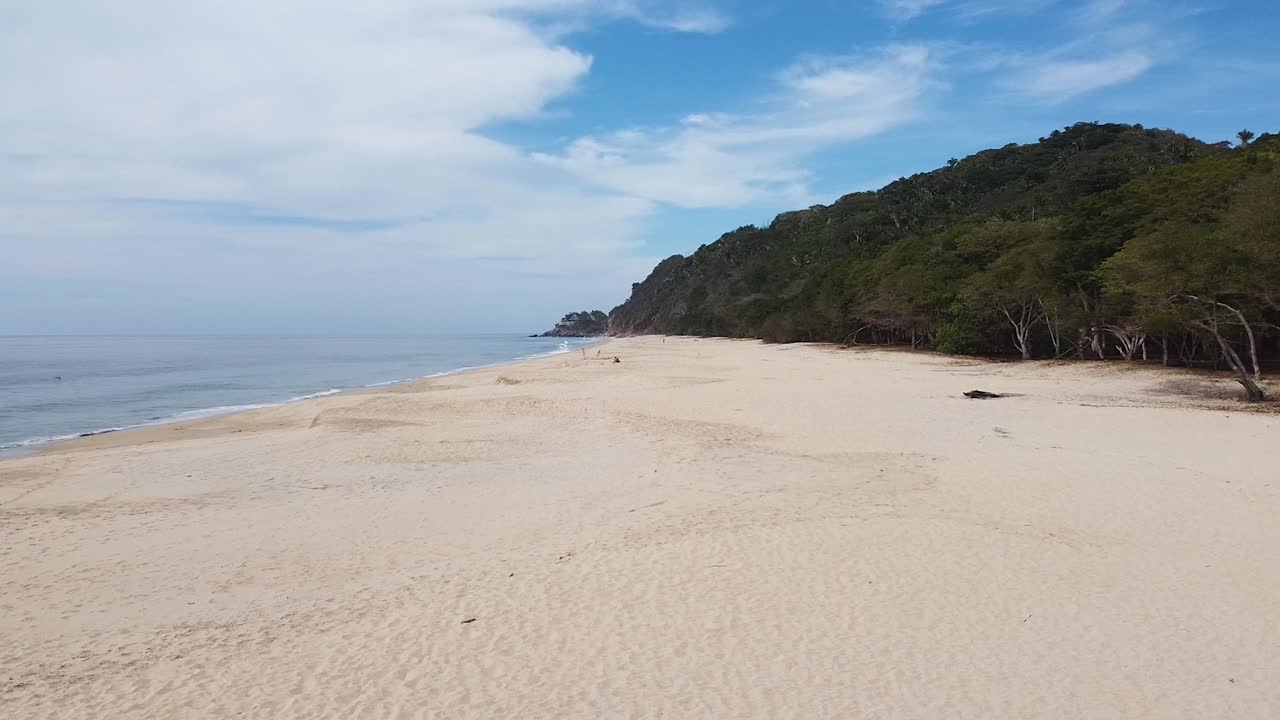 Drone aéreo volando bajo a lo largo de la playa vacía de playa malpaso ...
