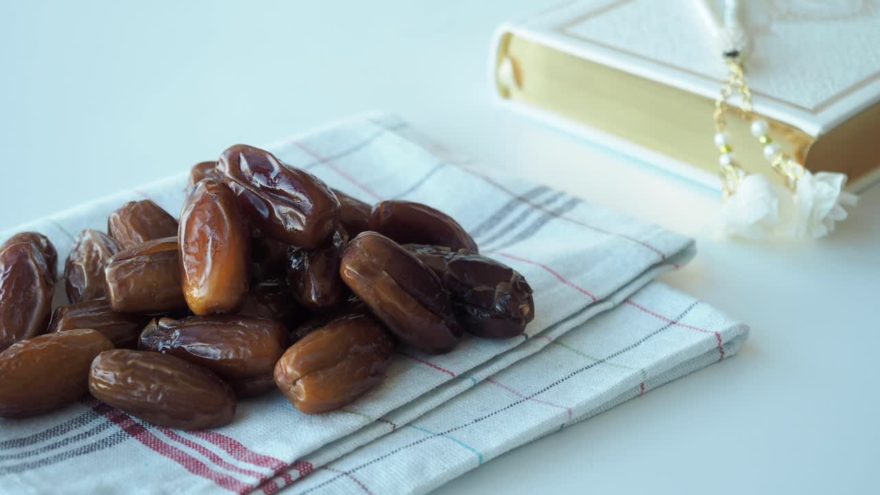 dates and quran | freepik