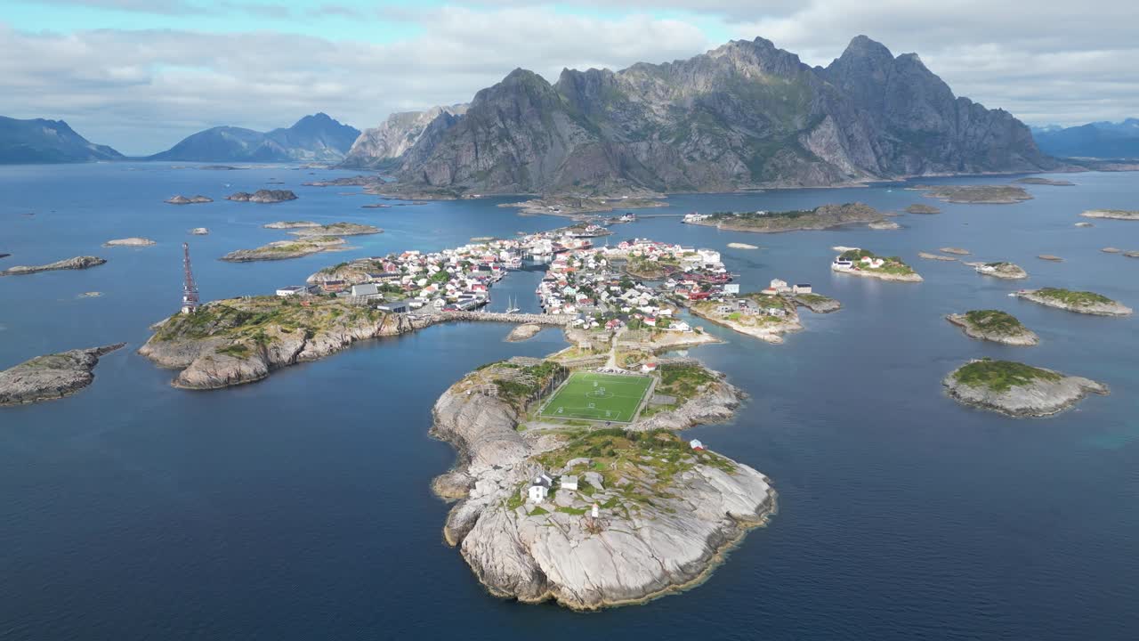Vidéo de stock Premium - Village de henningsvaer et terrain de football ...
