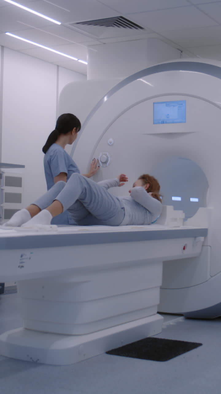 Mri scan procedure | วิดีโอสต็อกแบบ พรีเมี่ยม