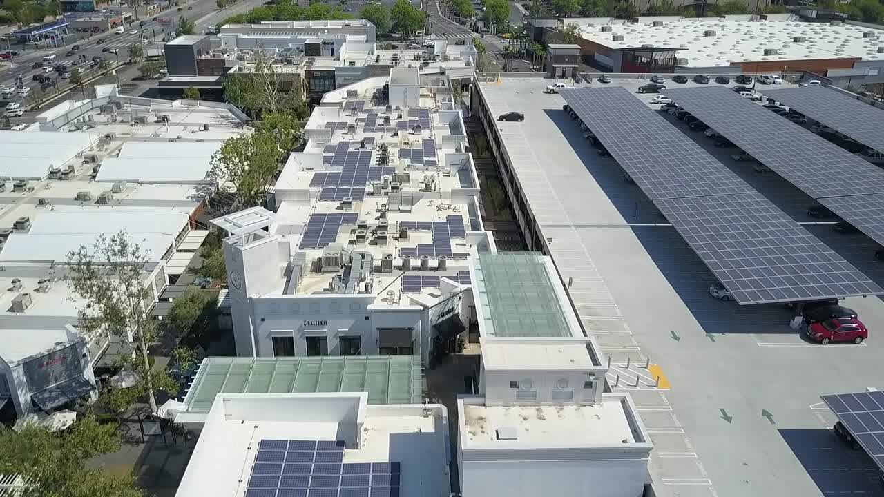 Vídeo de arquivo Premium - Painéis solares no telhado, topanga canyon ...