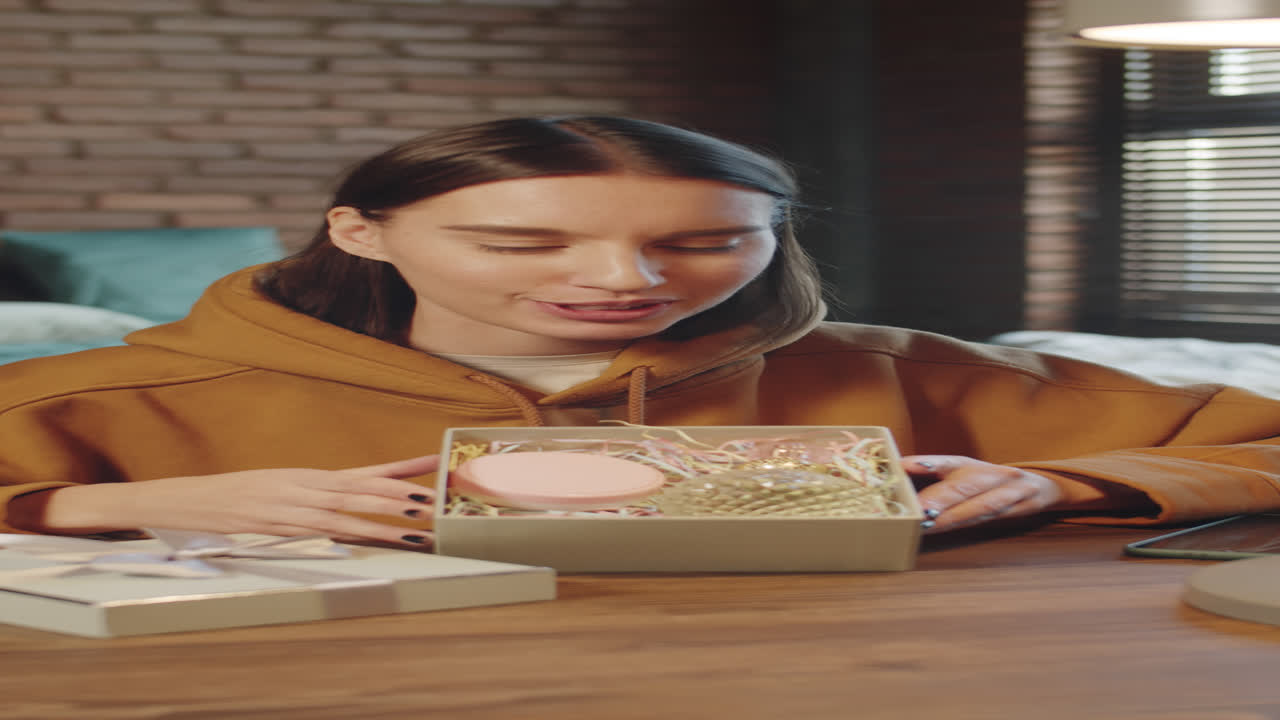 Female vlogger talking about beauty products and fragrance Premium ...