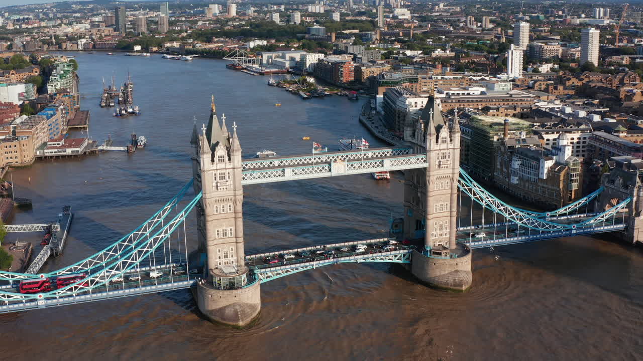 Vídeo de arquivo Premium - Vista aérea da histórica tower bridge ...