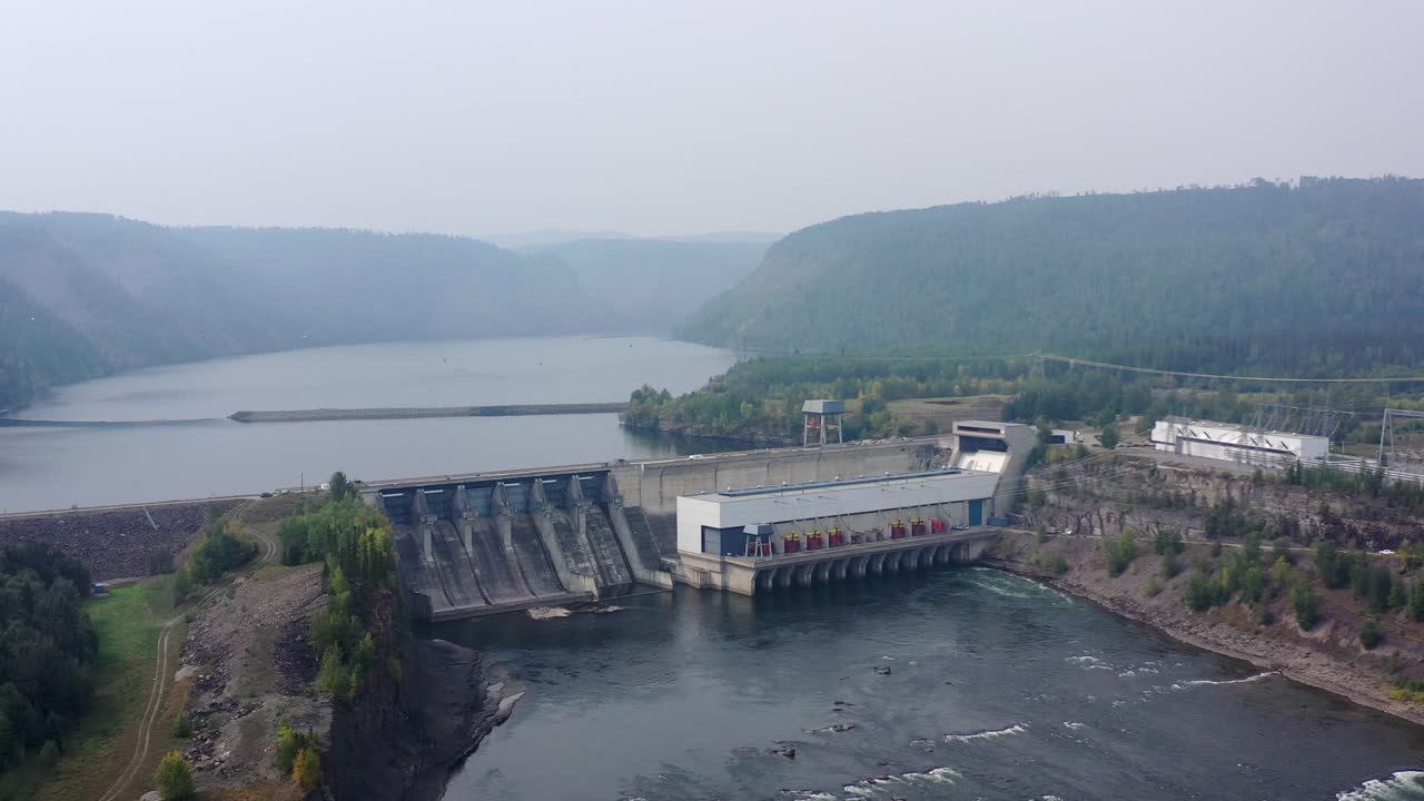 Aerial footage of Peace River hydroelectric dam in Hudson Hope, BC ...