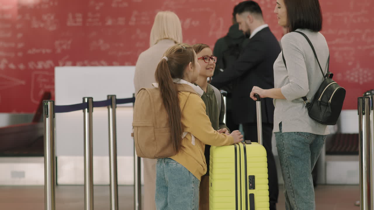 woman with kids waiting at check-in queue | freepik