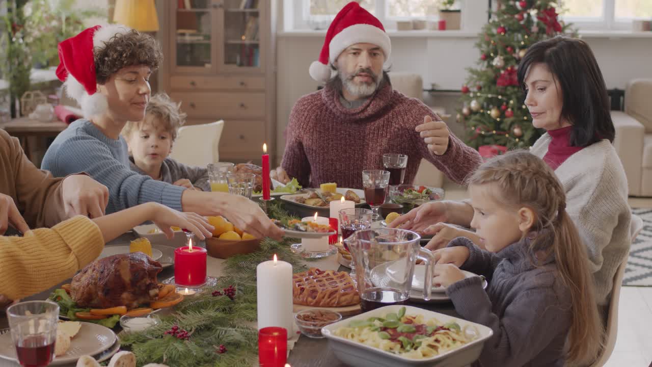 Стоковое видео категории «Бесплатно» — Семья сидит за столом во время ...