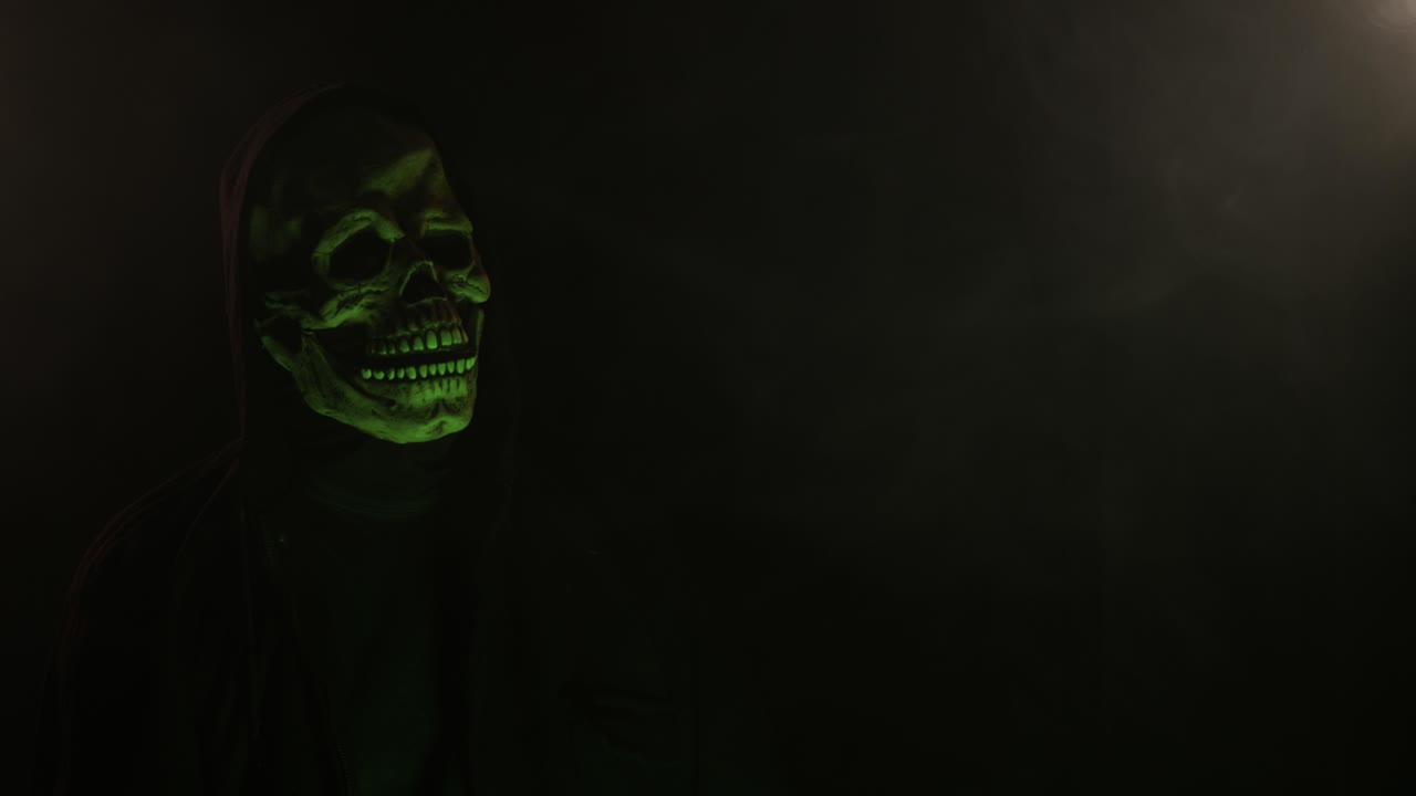 Vídeo Premium - Figura de cabeza de calavera de esqueleto aterrador en ...