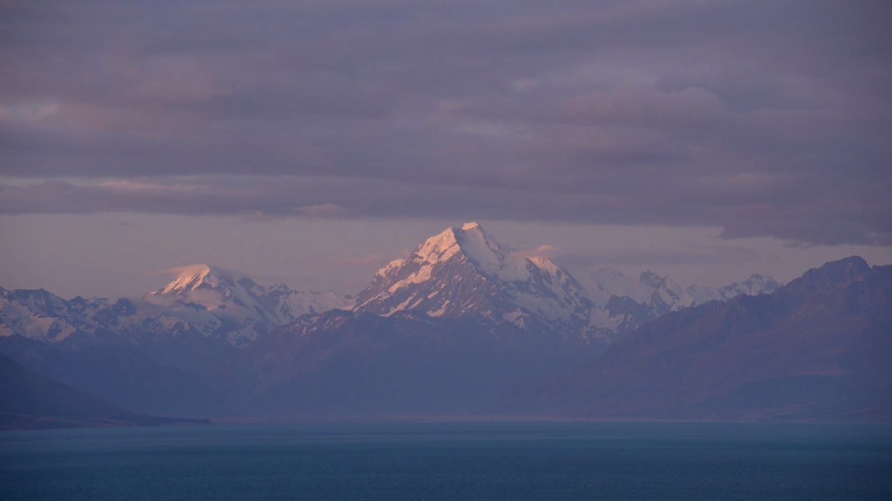 Beautiful cloudy sunset over mount cook national park | Premium Stock ...