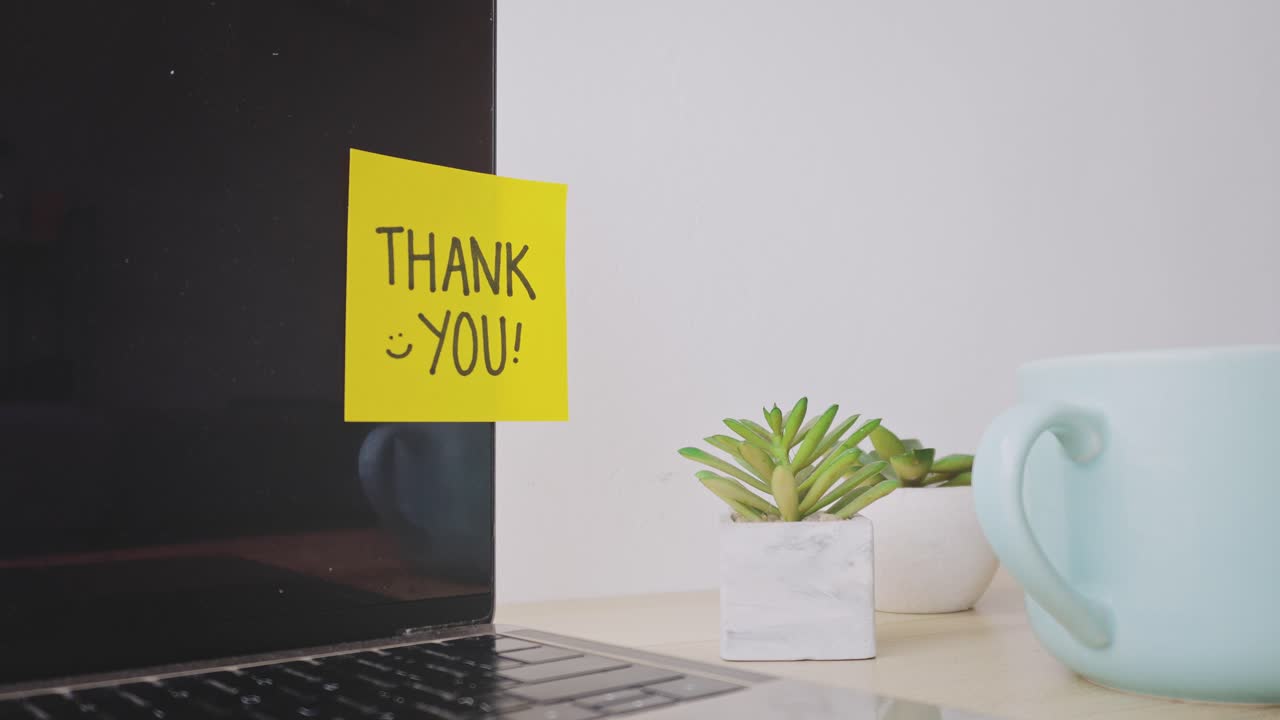 Young man leaving notes thank you on computer screen at office Premium ...