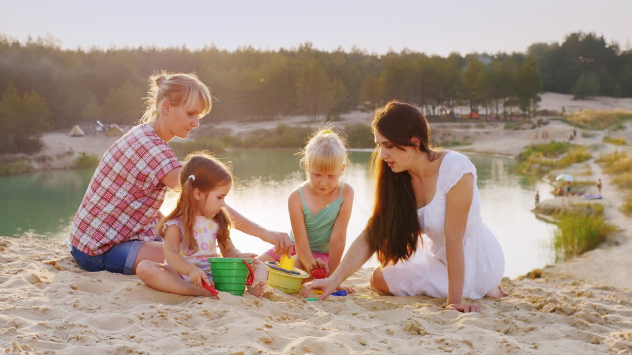 Descarga Gratis Vídeos De Stock De Dos Damas Jugando Con Los Niños En ...