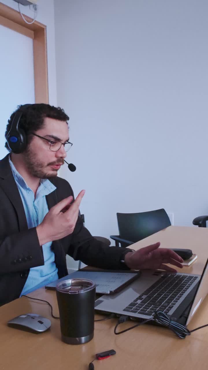 Man Explaining a Complex Idea with Expressive Hand Gestures | Premium ...