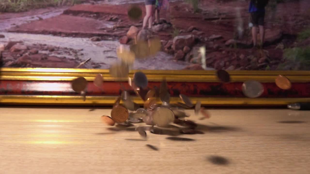 Descarga Gratis Vídeos De Stock De Monedas En Cámara Lenta De 240 Fps ...