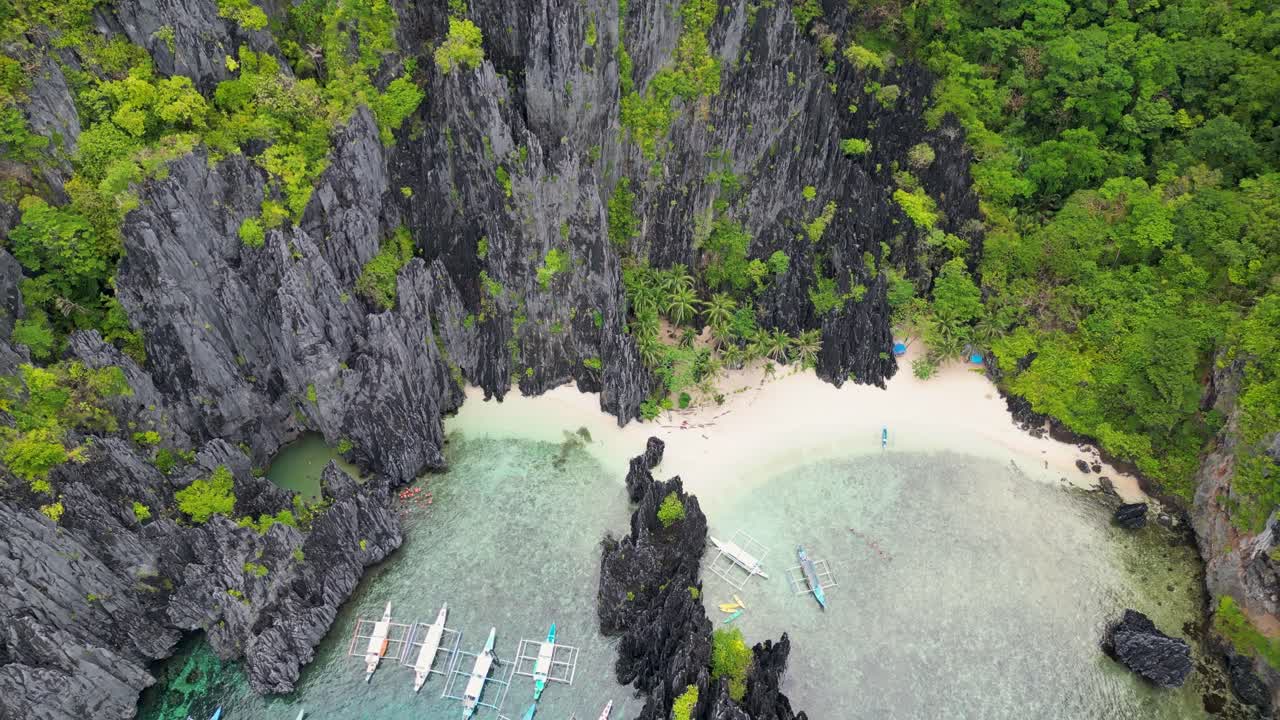 Bangka paraw outrigger canoes anchored at sandy beach el nido Premium ...