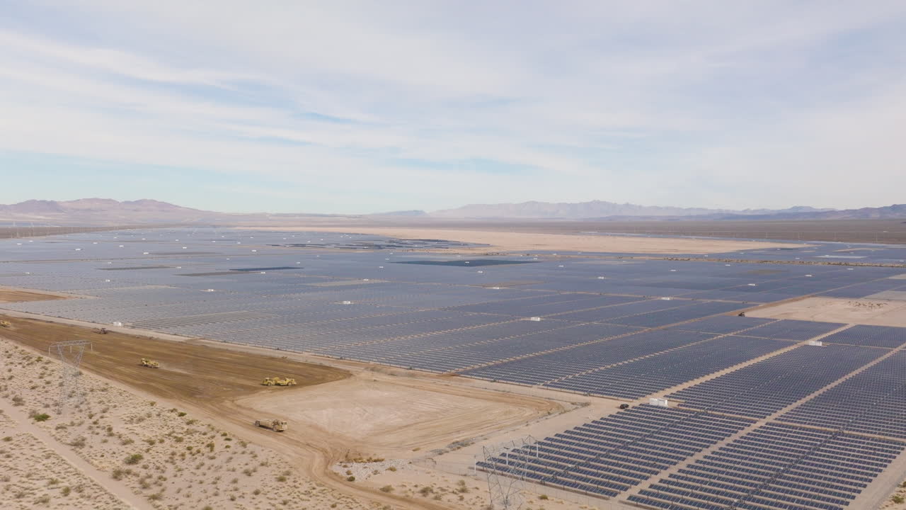 Solar panel array in a solar farm in the nevada desert, aerial Premium ...