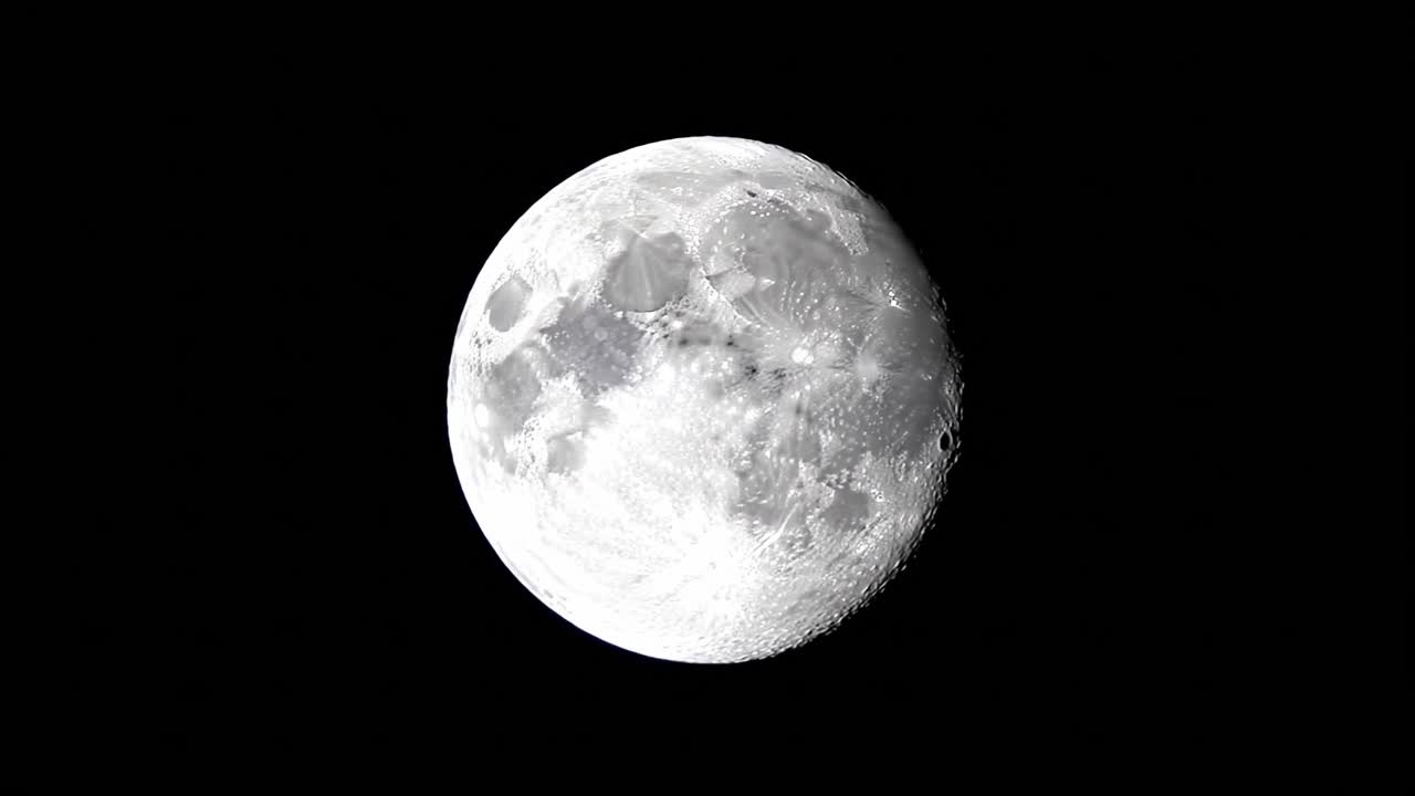 A Stunning Visual Transition of the Moon Captured in Two Frames ...