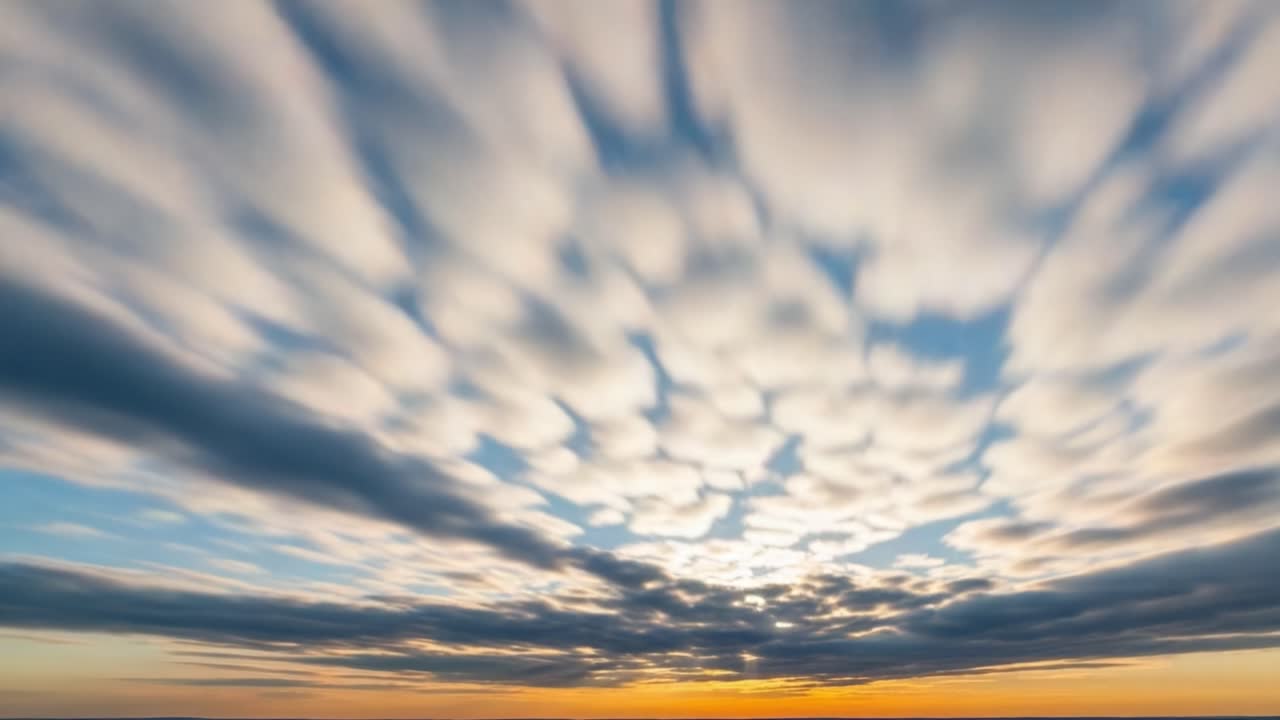 Dynamic Sunset/Sunrise Sky with Motion Blur Clouds | Vídeo de stock Premium
