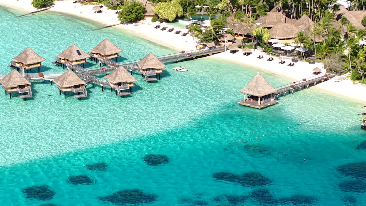 Île de Bora-Bora, Polynésie française. Prise de vue aérienne par drone ...