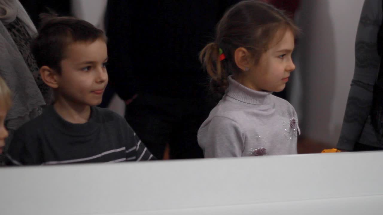 Descarga Gratis Vídeos De Stock De Niños Alegres Jugando. Chica ...