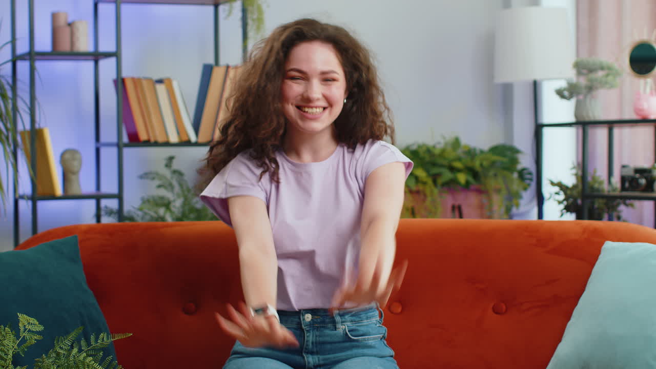 Descarga Gratis Vídeos De Stock De Mujer Bonita Sonriendo Amistosamente A La Cámara, Agitando ...