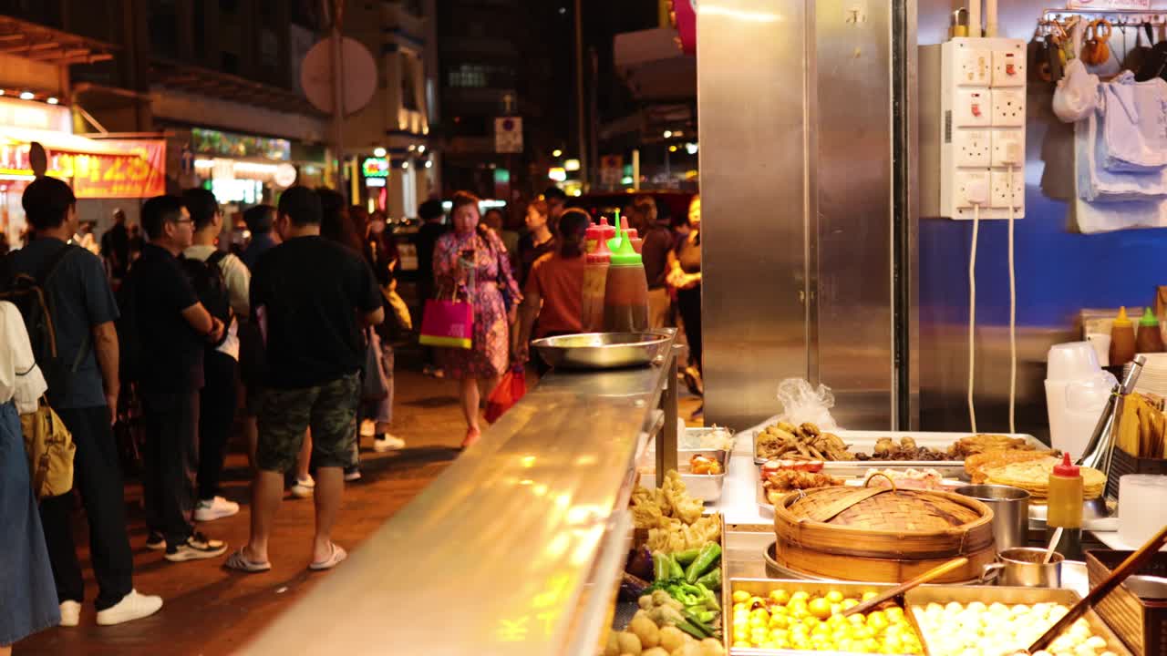 Vídeo Premium - Mercado abarrotado con diversos puestos de comida callejera