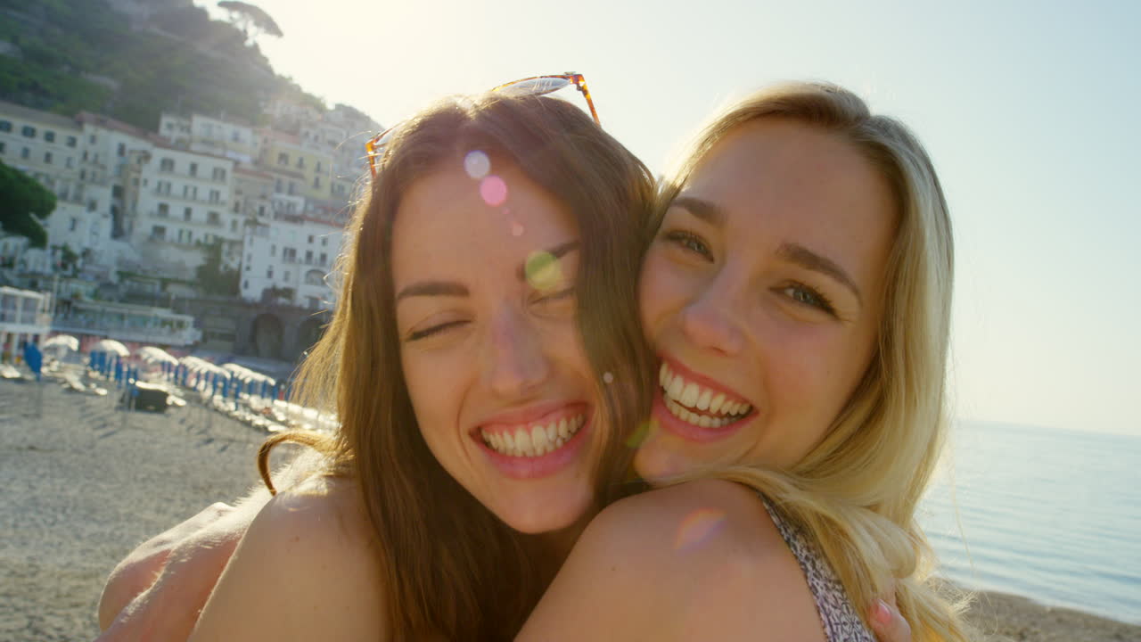 旅行假期中的朋友、拥抱和夏天 | freepik