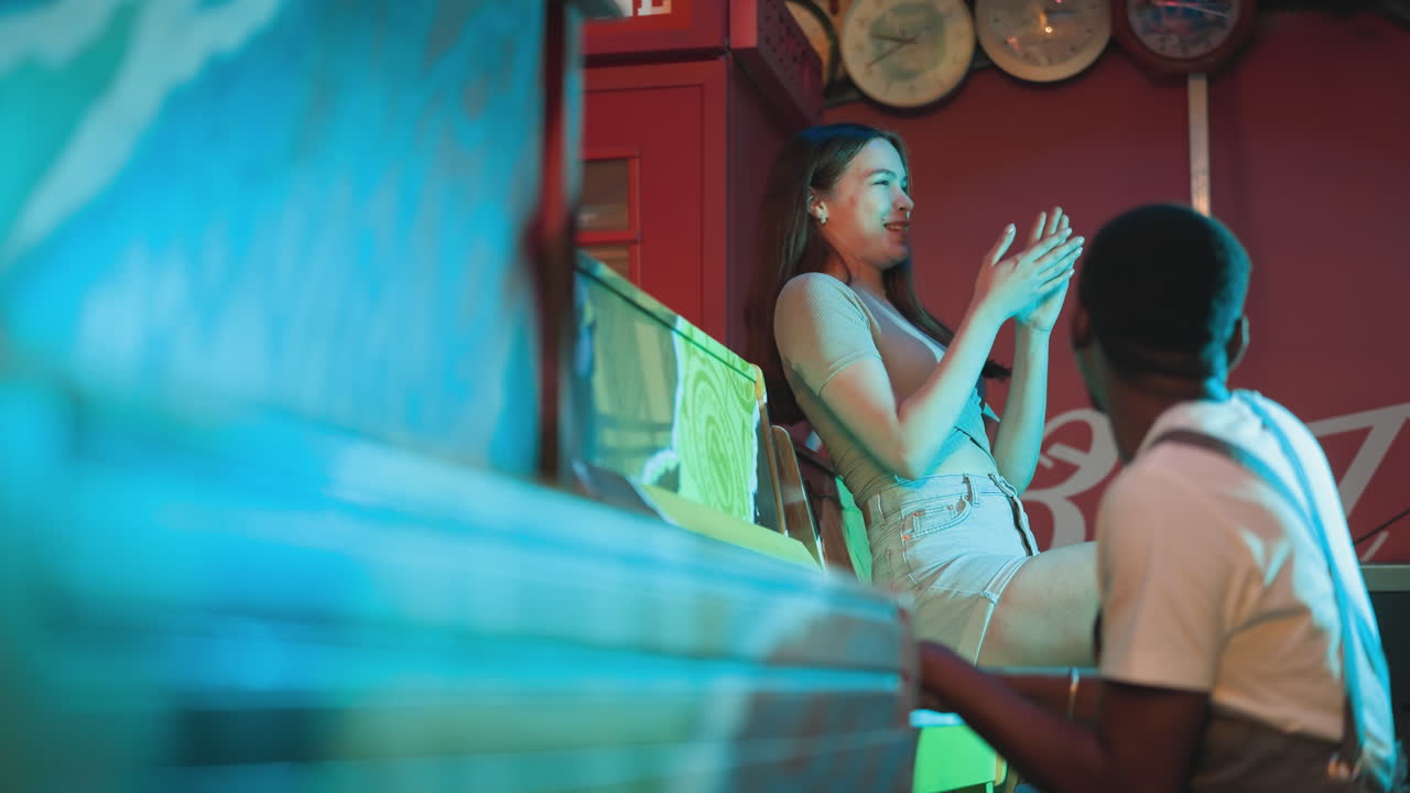 man playing piano for woman in a bar | freepik