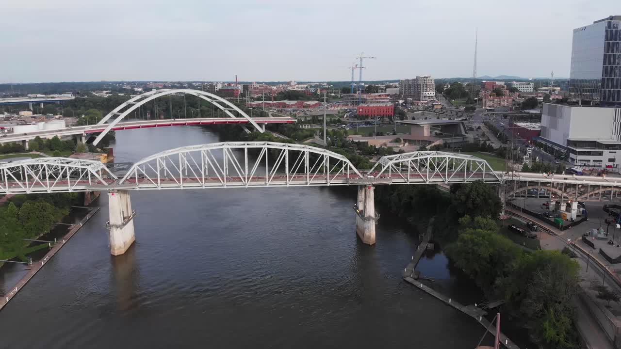White Truss Bridges Above Narrow River By Downtown Nashville City ...