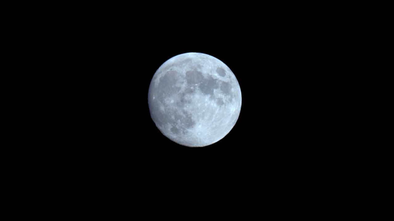 Detalhe aproximado da lua cheia iluminada em um céu noturno escuro ...