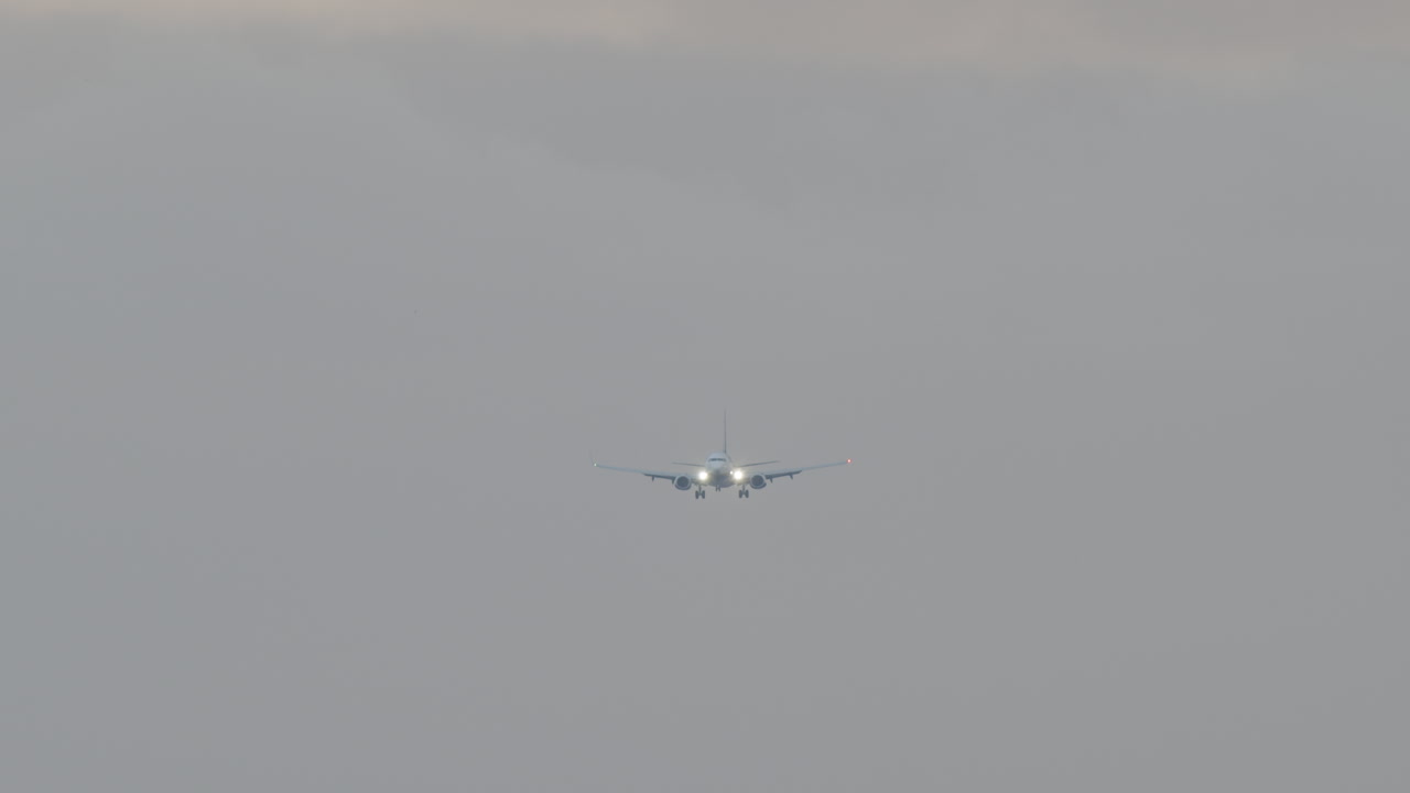 Free stock video - Passenger plane goes down