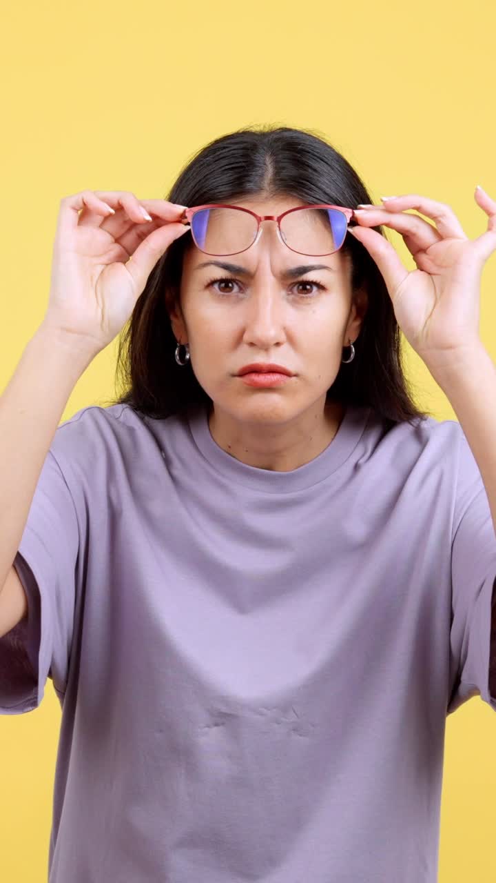 Woman Squinting and Adjusting Glasses with Confused Expression | Vídeo ...