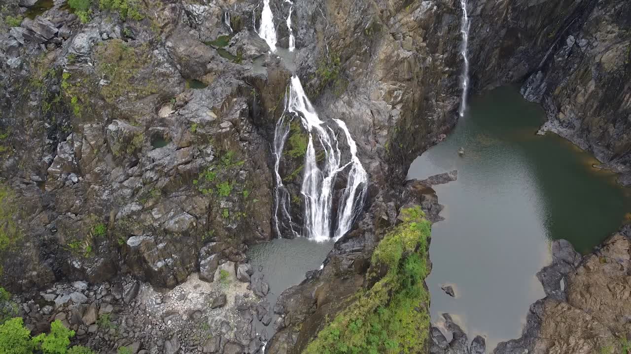 Die atemberaubenden felsigen Barron Falls bei Cascade in Australien ...