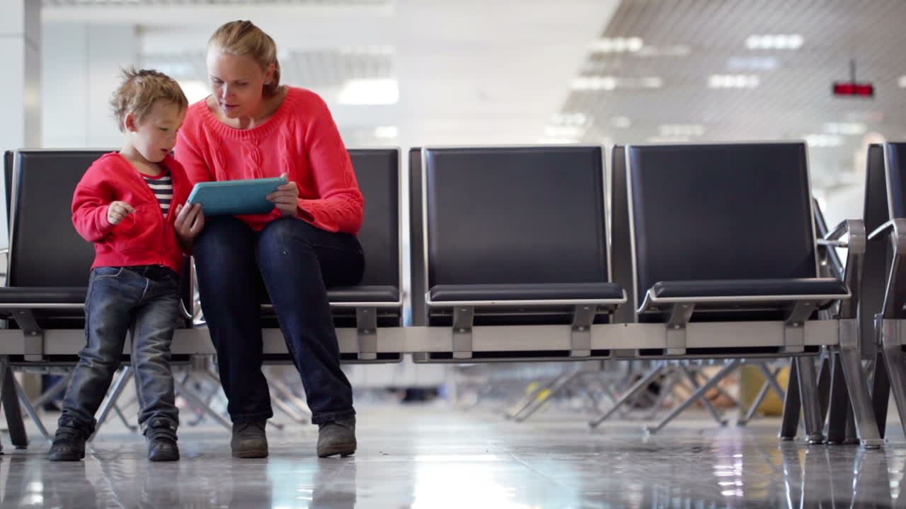 young mother and son in an airport terminal | freepik