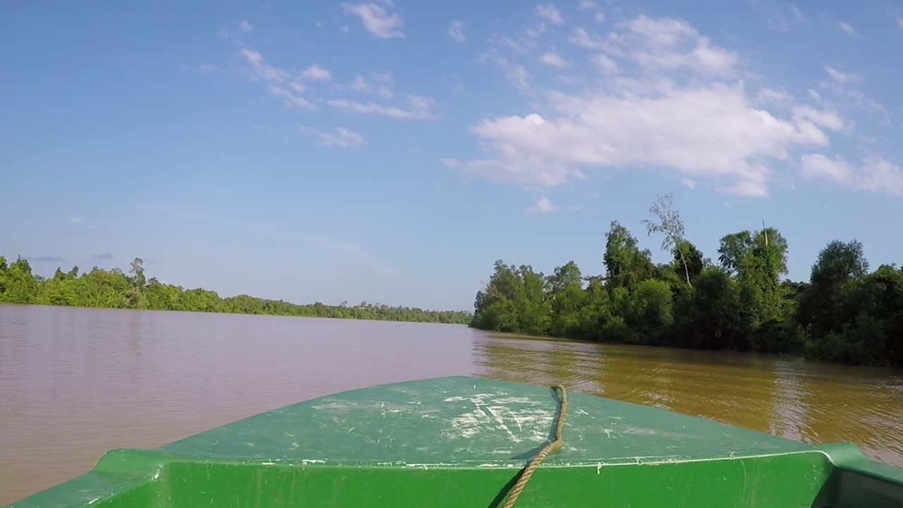 Vídeo Premium - Barco largo navegando por un río en la isla del paraíso ...