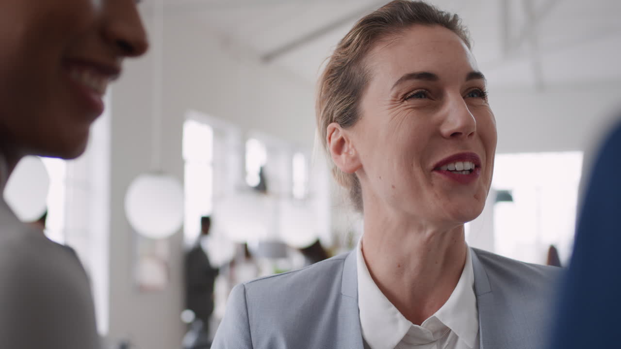 Descarga Gratis Vídeos De Stock De Hermosa Mujer De Negocios Charlando ...