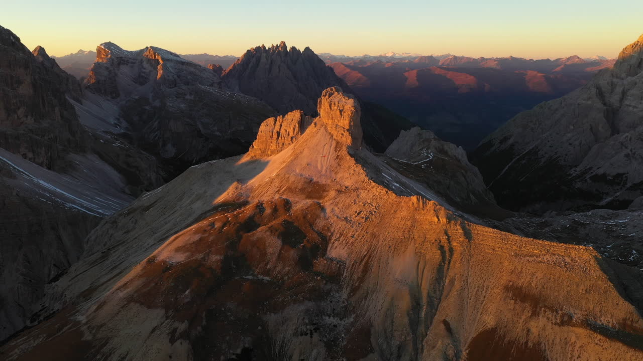 Vidéo de stock Premium - Drone shot de tre cime di lavaredo une chaîne ...
