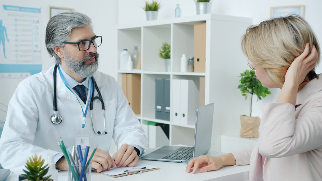 Consulta con el médico y el paciente | Vídeo de stock Premium