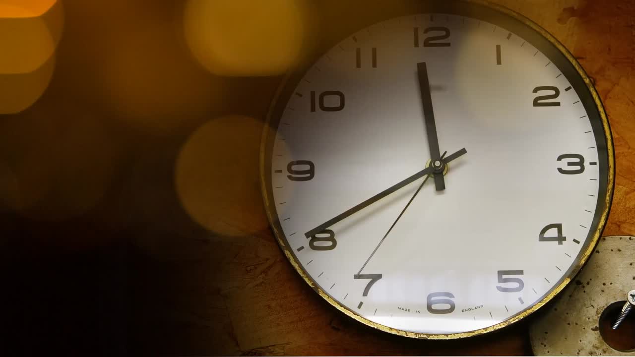 Animación del reloj moviéndose sobre el fondo marrón | Vídeo de stock ...