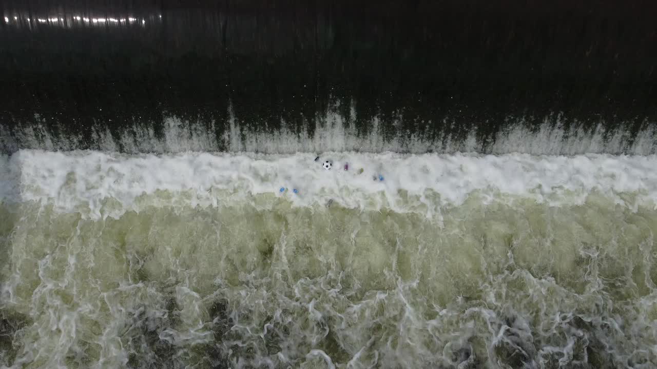 Descarga Gratis Vídeos De Stock De Un Río De Agua Que Corre Está ... Descarga Gratis Vídeos De Stock De Un Río De Agua Que Corre Está ...