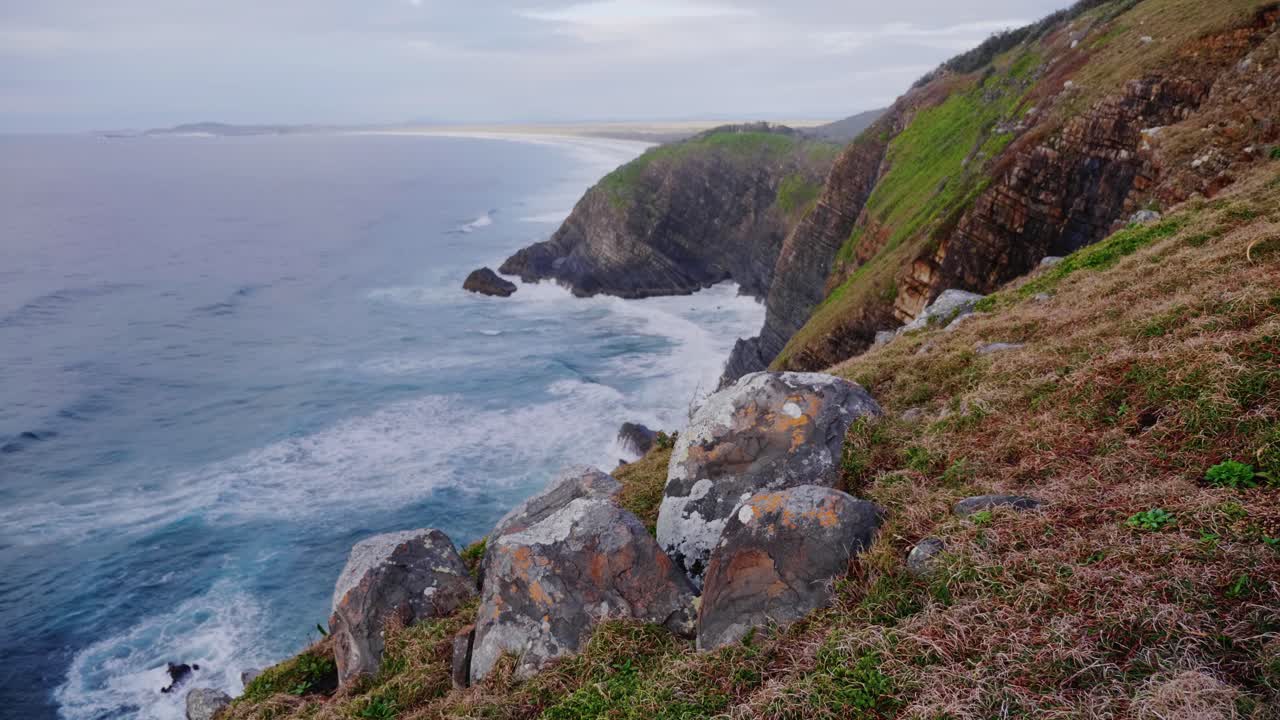 Ocean Waves Splashing On The Rocky Cliffs - Crescent Head, New South ...