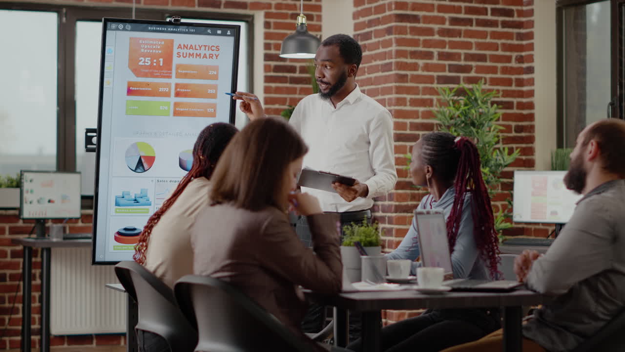 Company employee presenting business strategy with charts | Vídeo de ...