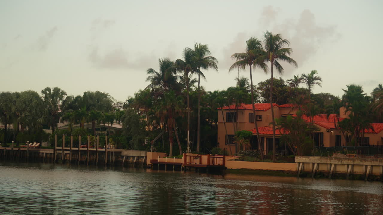 Vídeo Premium - Canal behind miami beach showing calm enviroment