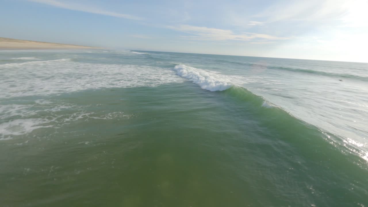 Vidéo de stock Premium - Drone volant autour d'une vague de surf ...