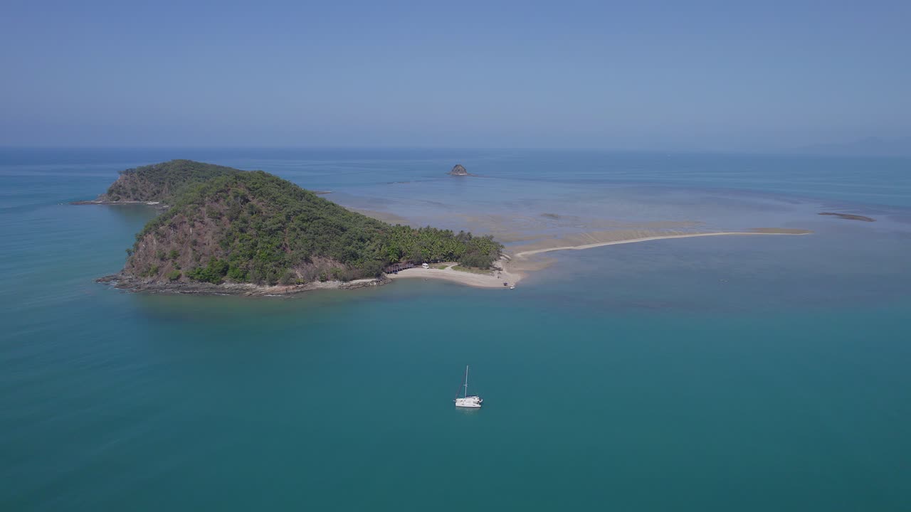 Yacht Adrift On The Double Island Reef Near Ellis Beach Free Stock ...