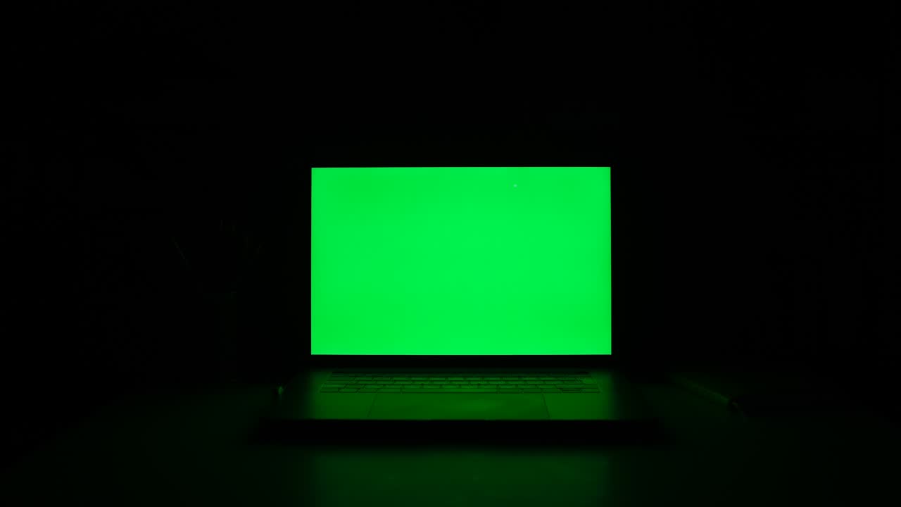 green screen laptop computer on a homework desk in dark room | freepik