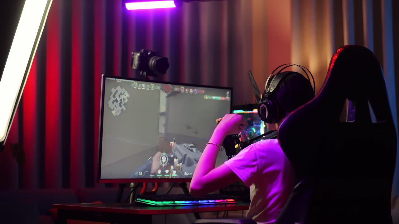 Vista trasera de la chica asiática streamer gritando gol celebrando el ...