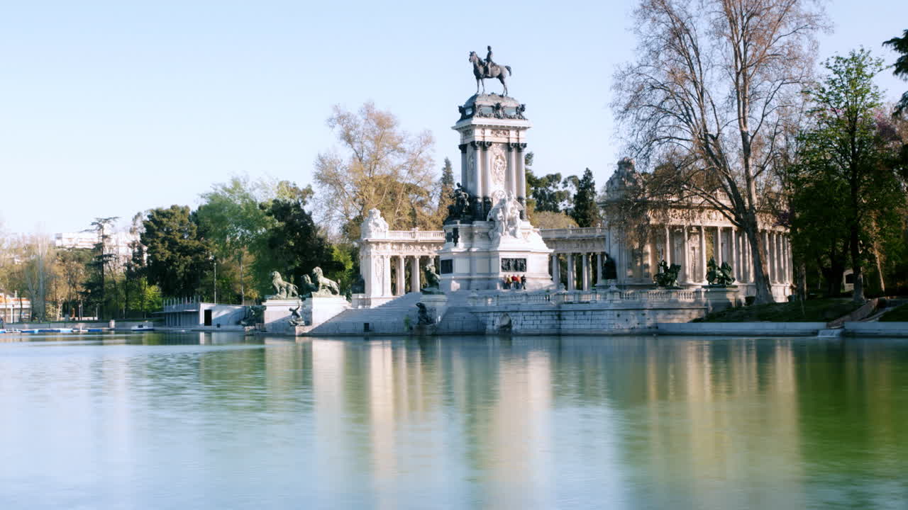 Premium stock video - El retiro lake 00