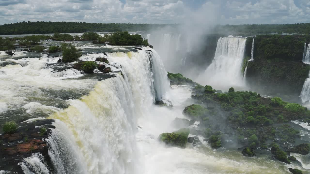 Vídeo de arquivo Premium - Vista de cima de uma grande cachoeira caindo ...