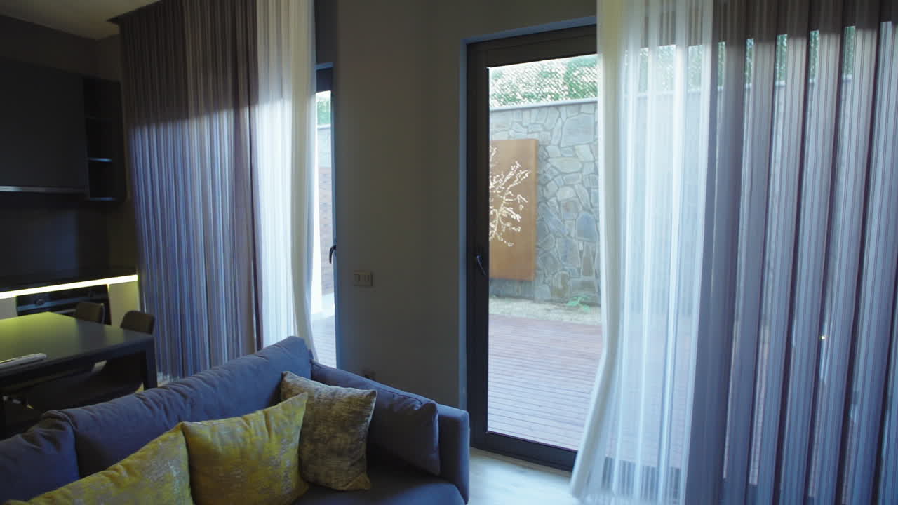Vídeo Premium - Las cortinas automáticas se abren en la sala y el ...